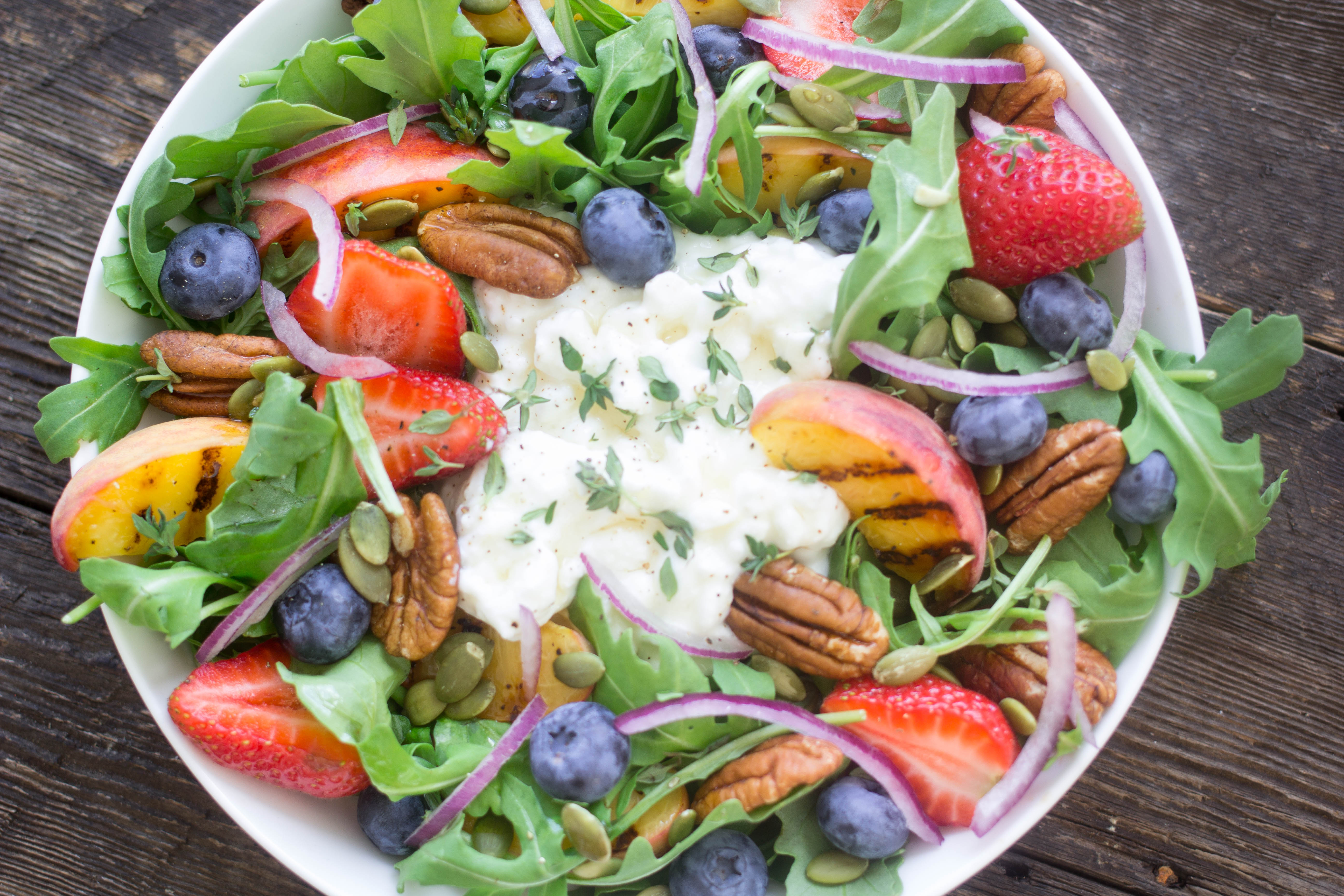 SALADE DE SAISON - cottage, fraises, bleuets & pêche - Julie ...