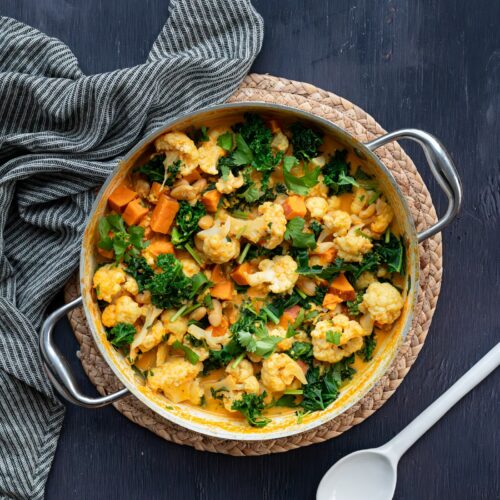 Cari de haricots blancs, chou-fleur et chou kale - Julie DesGroseilliers